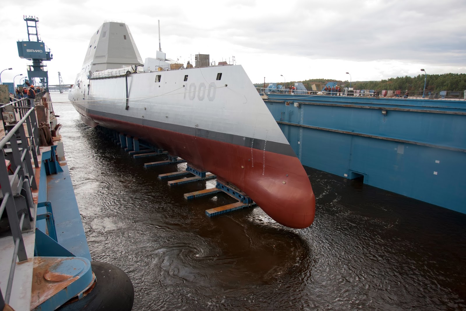 Mise à flot le 28 octobre 2013 du nouveau destroyer furtif américain ...