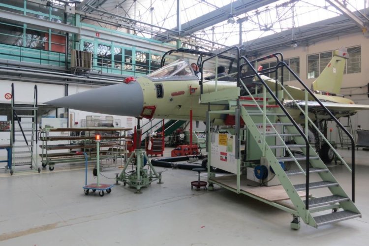 Le ministre de la Défense lance le programme du nouveau standard F3R du ...